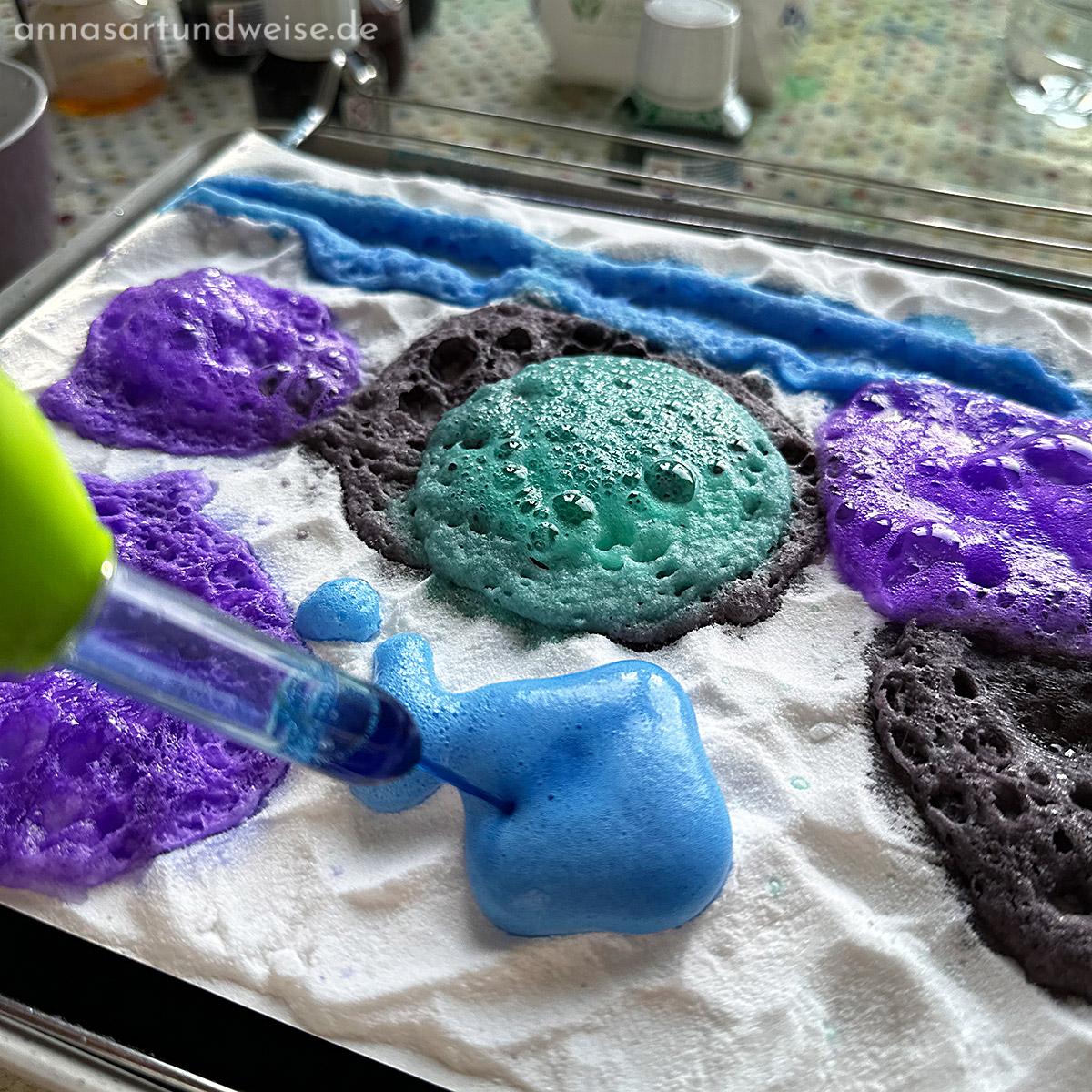 Farbenfroher Sprudelspaß Nr. 1: Buntes Kinderexperiment mit Natron und ...